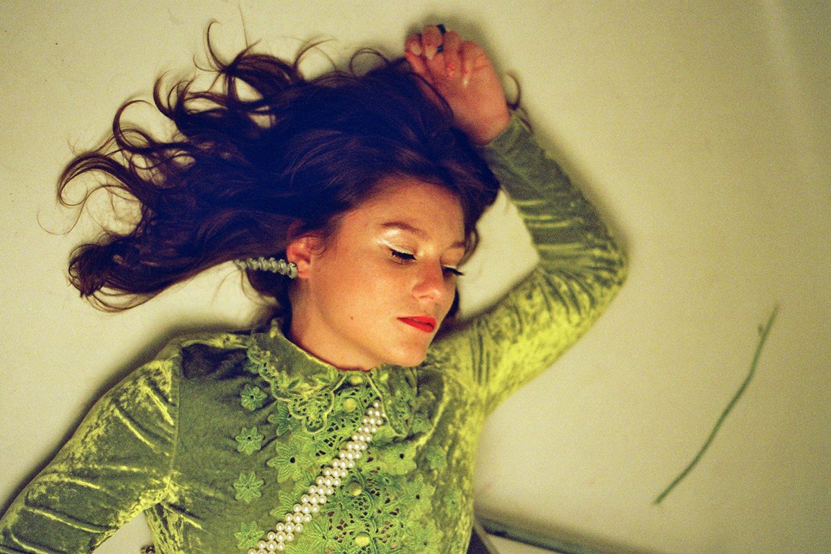 Amouë, star montante de la pop française - Stars Are Underground