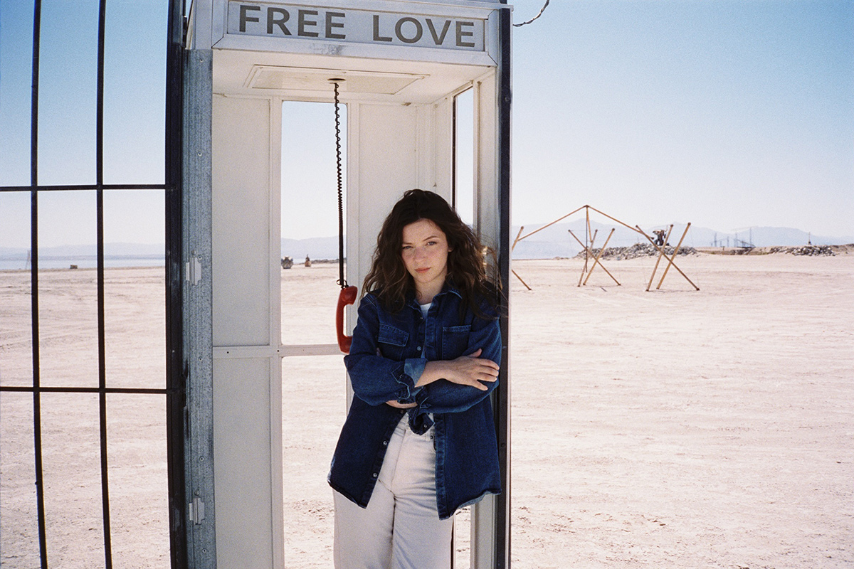 Jade Bird dévoile le clip de "Who Wants" - Stars Are Underground
